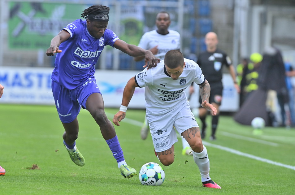 Slovácko prohrálo s Karvinou, která ubránila oslabení - 1.FC Slovácko